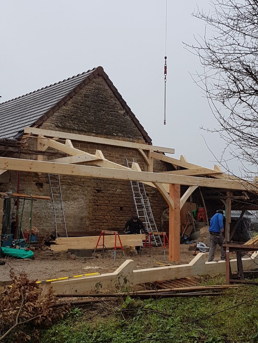 Charpente et couverture d'un auvent sur poteau à Larnaud • Manu Bonnin